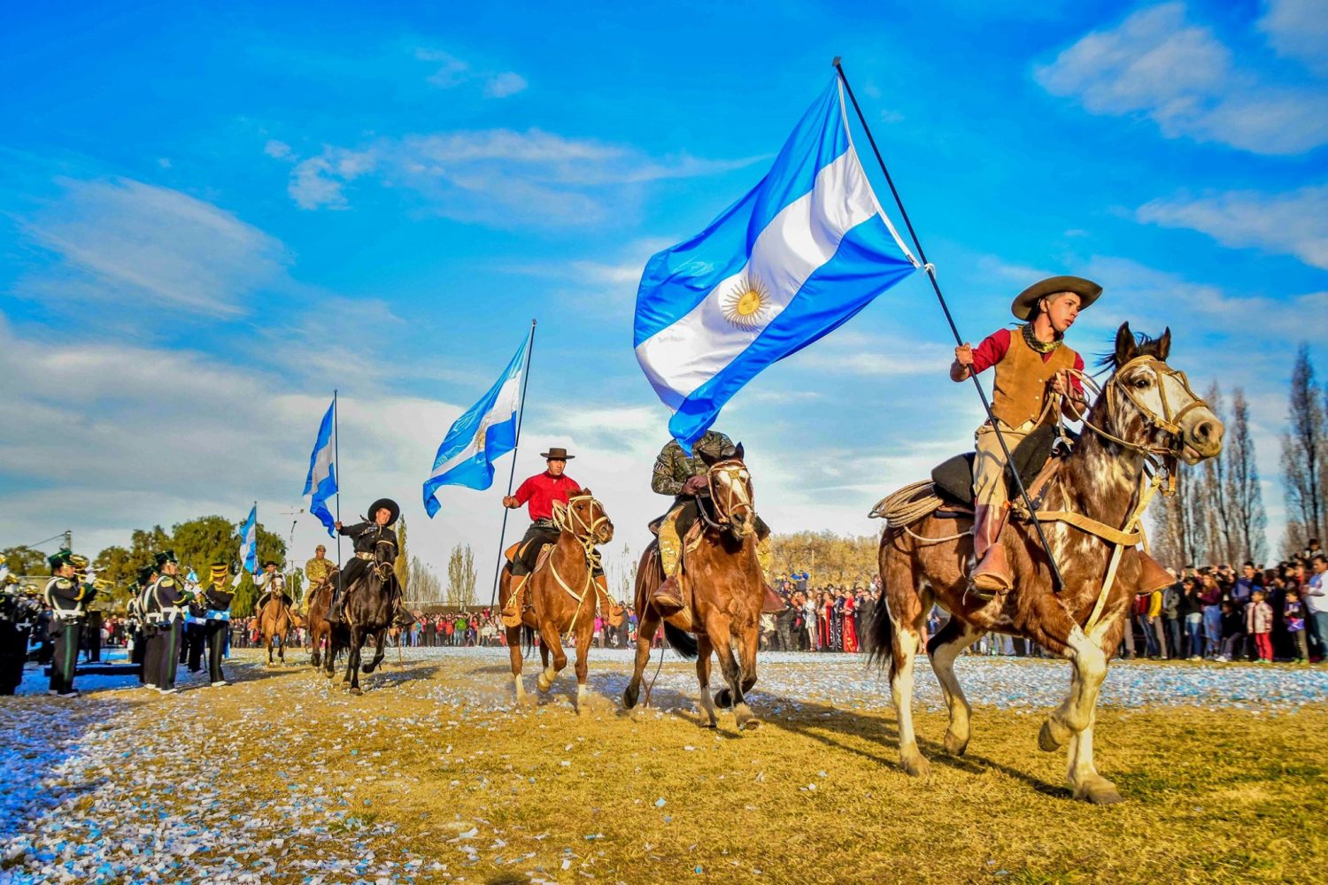 En fotos: El emotivo acto del Día de la Bandera en Tupungato | El ...